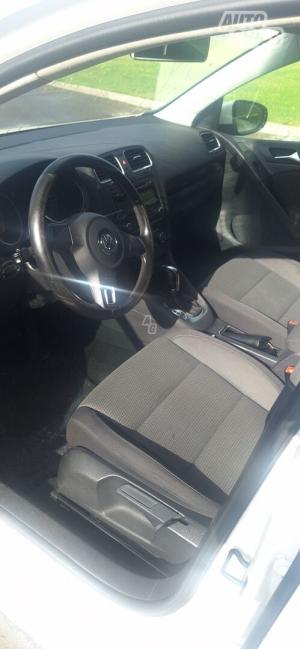 White Volkswagen Golf 2011 in Silute, with an engine capacity of 1.60 L and mileage of 302 thousand km for 5000 €, photo 7 on AUTOMOTO.COM.LV