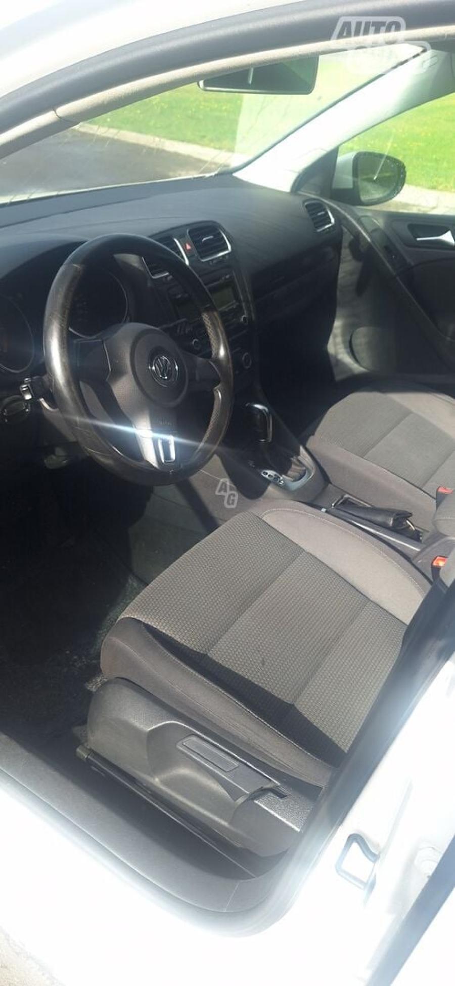 White Volkswagen Golf 2011 in Silute, with an engine capacity of 1.60 L and mileage of 302 thousand km for 5000 €, photo 7 on AUTOMOTO.COM.LV