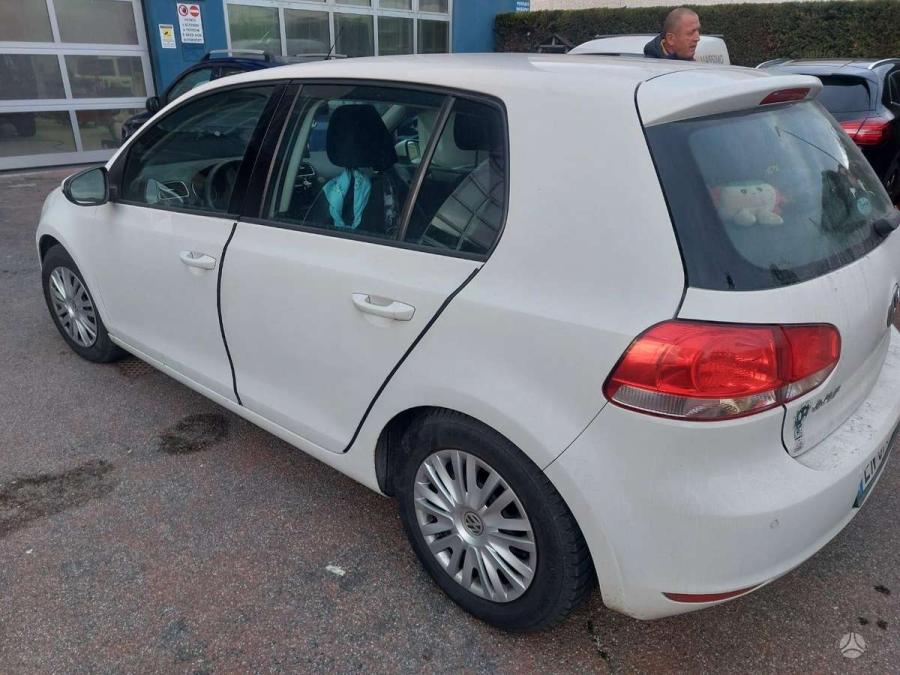Balts Volkswagen Golf 2012 Kauņa, ar dzinēja tilpumu 1.60 L un nobraukumu 220 tūkst. km par 2600 €, foto 1 vietnē AUTOMOTO.COM.LV