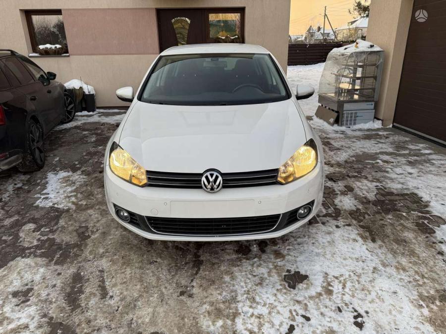 White Volkswagen Golf 2012 in Kaunas, with an engine capacity of 1.39 L and mileage of 2 thousand km for 3550 €, photo 6 on AUTOMOTO.COM.LV