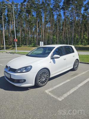 White Volkswagen Golf 2012 in Riga, with an engine capacity of 1.40 L and mileage of 141 thousand km for 6700 €, photo 3 on AUTOMOTO.COM.LV