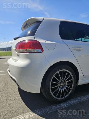 White Volkswagen Golf 2012 in Riga, with an engine capacity of 1.40 L and mileage of 141 thousand km for 6700 €, photo 8 on AUTOMOTO.COM.LV