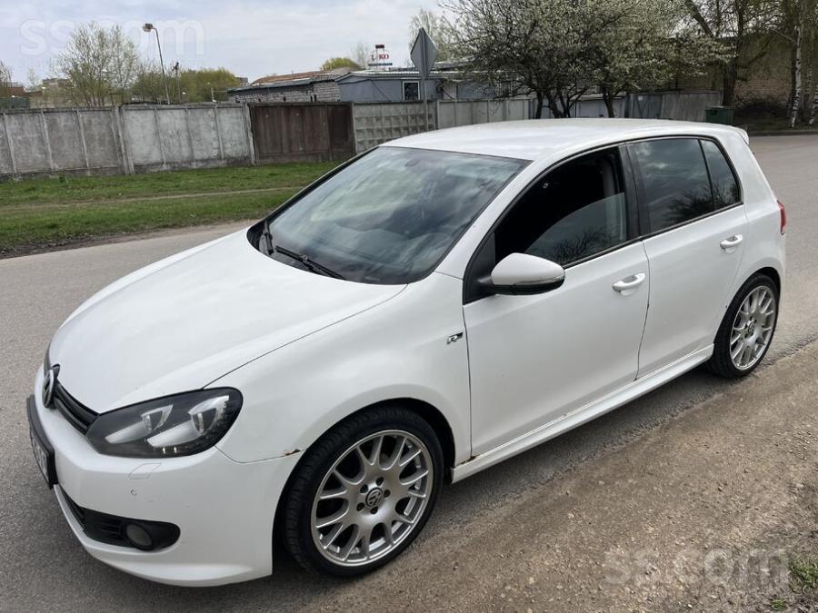 White Volkswagen Golf 2012 in Riga, with an engine capacity of 1.60 L and mileage of 335 thousand km for 3600 €, photo 1 on AUTOMOTO.COM.LV