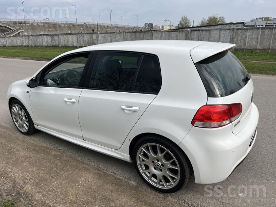 White Volkswagen Golf 2012 in Riga, with an engine capacity of 1.60 L and mileage of 335 thousand km for 3600 €, photo 3 on AUTOMOTO.COM.LV
