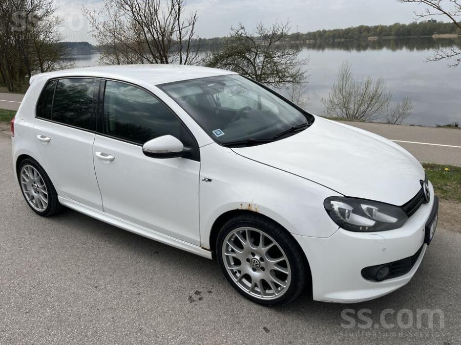 White Volkswagen Golf 2012 in Riga, with an engine capacity of 1.60 L and mileage of 335 thousand km for 3600 €, photo 4 on AUTOMOTO.COM.LV
