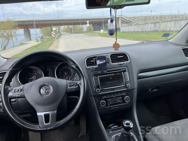 White Volkswagen Golf 2012 in Riga, with an engine capacity of 1.60 L and mileage of 335 thousand km for 3600 €, photo 5 on AUTOMOTO.COM.LV