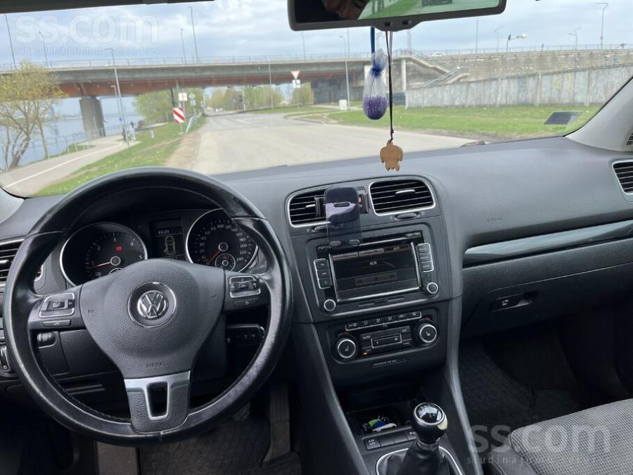 White Volkswagen Golf 2012 in Riga, with an engine capacity of 1.60 L and mileage of 335 thousand km for 3600 €, photo 6 on AUTOMOTO.COM.LV