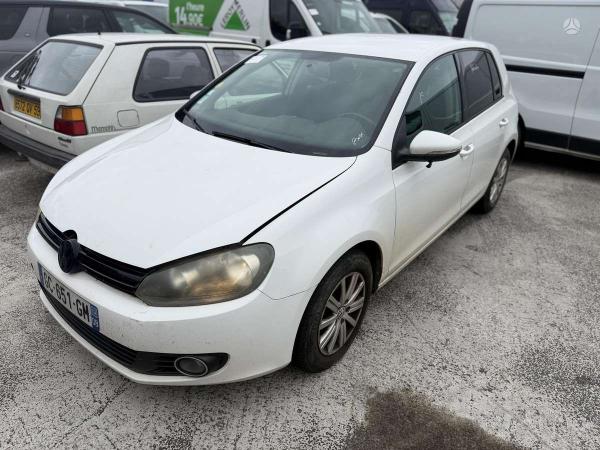 White Volkswagen Golf 2012 in Kaunas, with an engine capacity of 1.60 L and mileage of 300 thousand km for 2800 €, photo 4 on AUTOMOTO.COM.LV