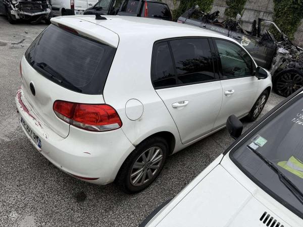 White Volkswagen Golf 2012 in Kaunas, with an engine capacity of 1.60 L and mileage of 300 thousand km for 2800 €, photo 8 on AUTOMOTO.COM.LV