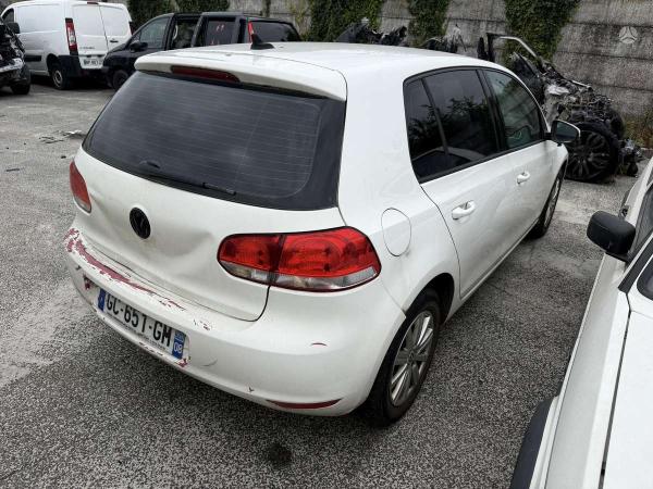 White Volkswagen Golf 2012 in Kaunas, with an engine capacity of 1.60 L and mileage of 300 thousand km for 2800 €, photo 5 on AUTOMOTO.COM.LV