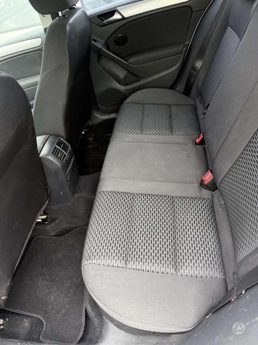 Balts Volkswagen Golf 2012 Kauņa, ar dzinēja tilpumu 1.60 L un nobraukumu 300 tūkst. km par 2800 €, foto 8 vietnē AUTOMOTO.COM.LV