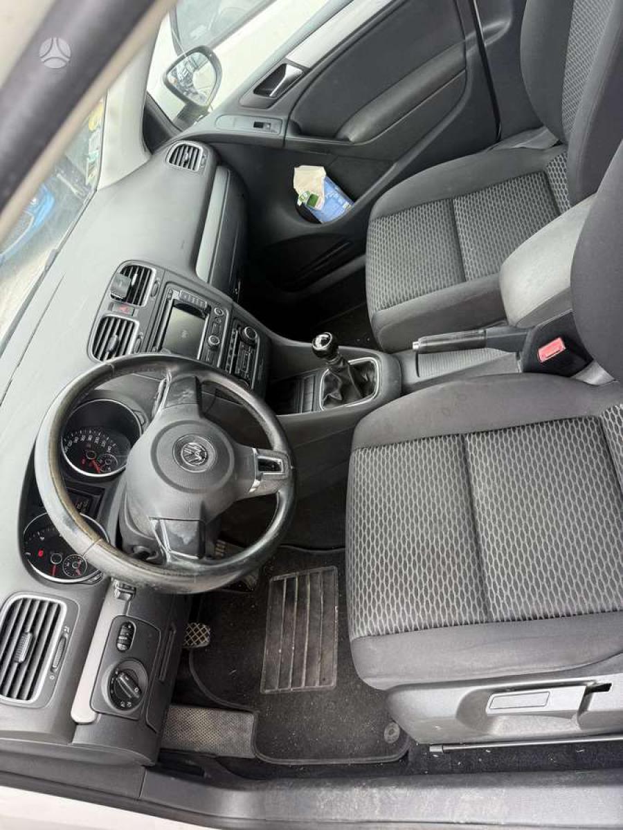 Balts Volkswagen Golf 2012 Kauņa, ar dzinēja tilpumu 1.60 L un nobraukumu 300 tūkst. km par 2800 €, foto 12 vietnē AUTOMOTO.COM.LV