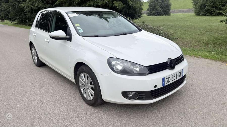 White Volkswagen Golf 2012 in Kaunas, with an engine capacity of 1.60 L and mileage of 300 thousand km for 3200 €, photo 1 on AUTOMOTO.COM.LV
