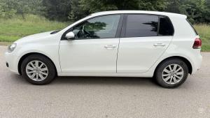 White Volkswagen Golf 2012 in Kaunas, with an engine capacity of 1.60 L and mileage of 300 thousand km for 3200 €, photo 5 on AUTOMOTO.COM.LV