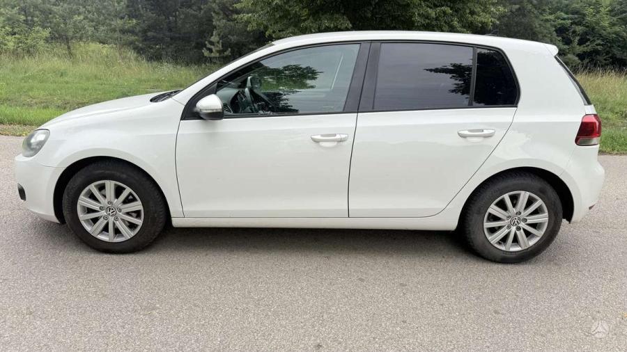 White Volkswagen Golf 2012 in Kaunas, with an engine capacity of 1.60 L and mileage of 300 thousand km for 3200 €, photo 5 on AUTOMOTO.COM.LV