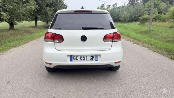 White Volkswagen Golf 2012 in Kaunas, with an engine capacity of 1.60 L and mileage of 300 thousand km for 3200 €, photo 6 on AUTOMOTO.COM.LV