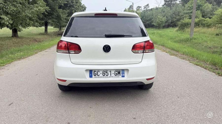 White Volkswagen Golf 2012 in Kaunas, with an engine capacity of 1.60 L and mileage of 300 thousand km for 3200 €, photo 7 on AUTOMOTO.COM.LV