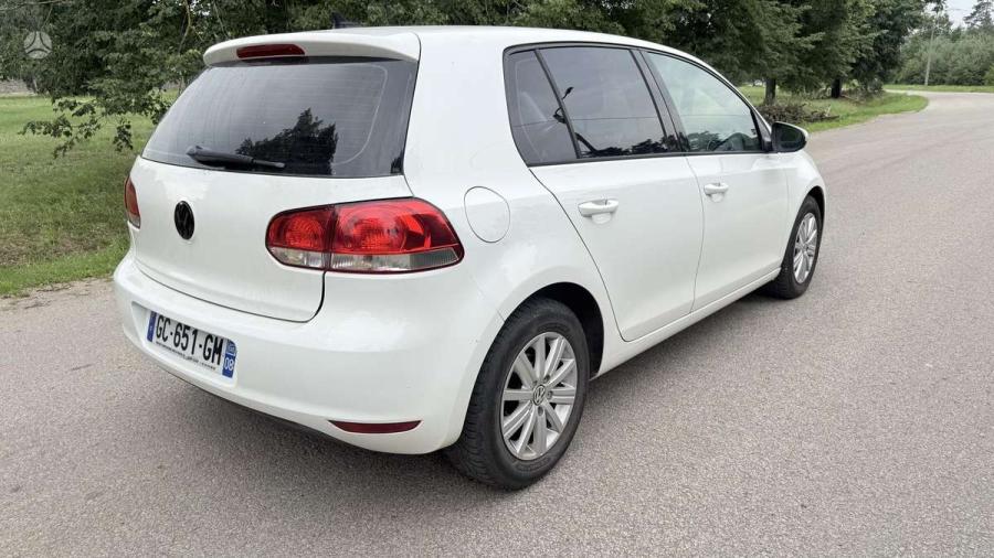 White Volkswagen Golf 2012 in Kaunas, with an engine capacity of 1.60 L and mileage of 300 thousand km for 3200 €, photo 8 on AUTOMOTO.COM.LV