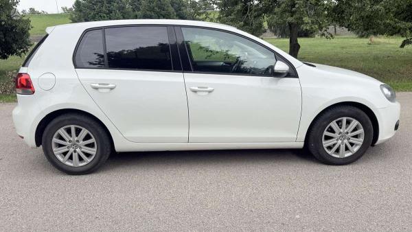 White Volkswagen Golf 2012 in Kaunas, with an engine capacity of 1.60 L and mileage of 300 thousand km for 3200 €, photo 8 on AUTOMOTO.COM.LV