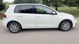 White Volkswagen Golf 2012 in Kaunas, with an engine capacity of 1.60 L and mileage of 300 thousand km for 3200 €, photo 9 on AUTOMOTO.COM.LV