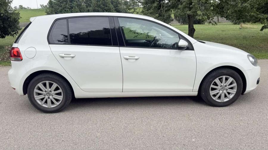 White Volkswagen Golf 2012 in Kaunas, with an engine capacity of 1.60 L and mileage of 300 thousand km for 3200 €, photo 9 on AUTOMOTO.COM.LV