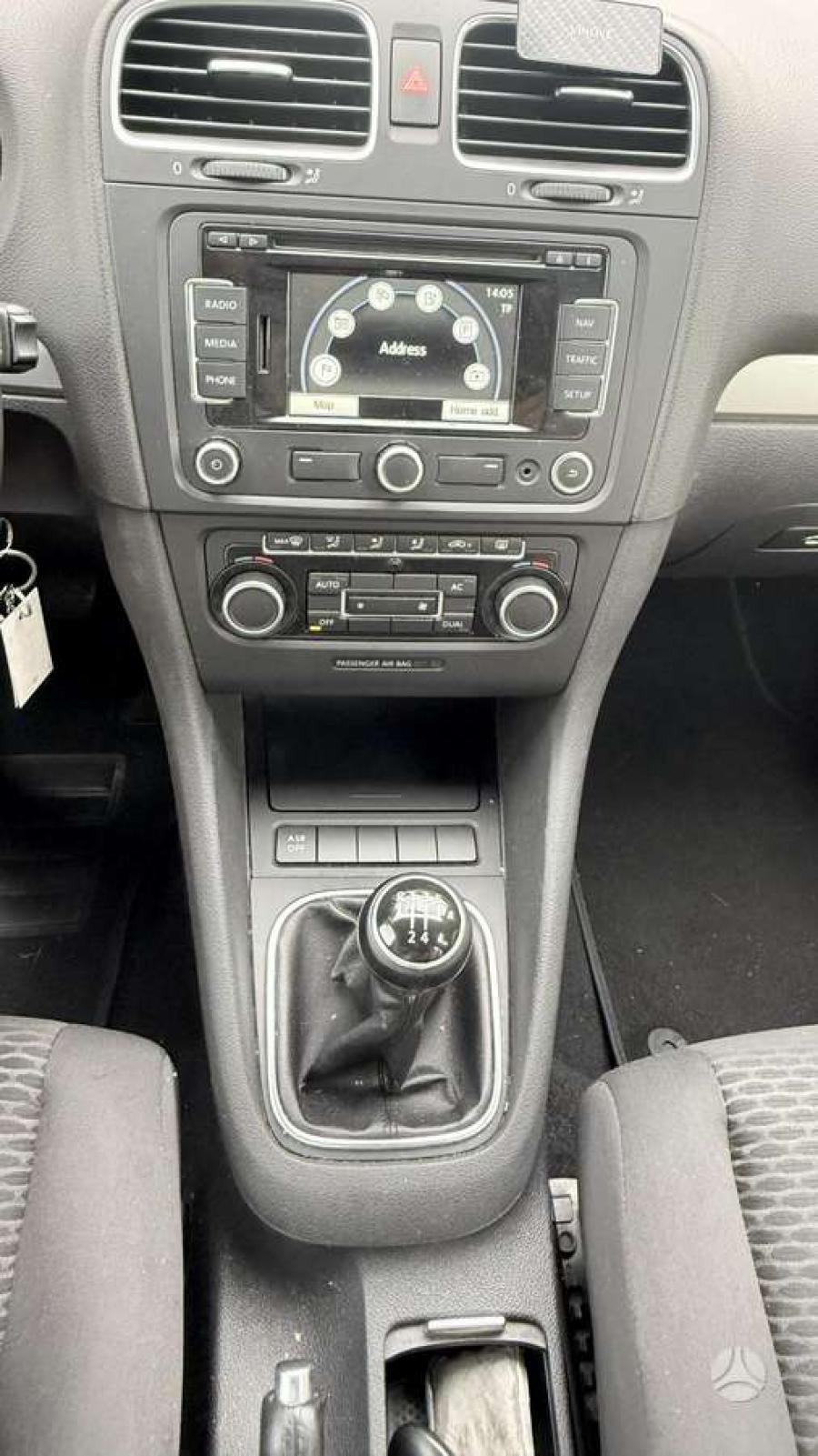 White Volkswagen Golf 2012 in Kaunas, with an engine capacity of 1.60 L and mileage of 300 thousand km for 3200 €, photo 12 on AUTOMOTO.COM.LV