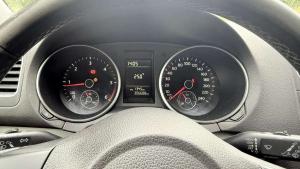 White Volkswagen Golf 2012 in Kaunas, with an engine capacity of 1.60 L and mileage of 300 thousand km for 3200 €, photo 13 on AUTOMOTO.COM.LV