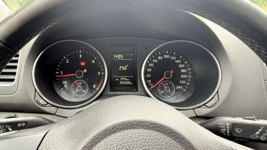 White Volkswagen Golf 2012 in Kaunas, with an engine capacity of 1.60 L and mileage of 300 thousand km for 3200 €, photo 13 on AUTOMOTO.COM.LV