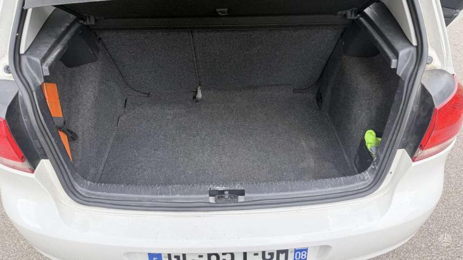 White Volkswagen Golf 2012 in Kaunas, with an engine capacity of 1.60 L and mileage of 300 thousand km for 3200 €, photo 16 on AUTOMOTO.COM.LV