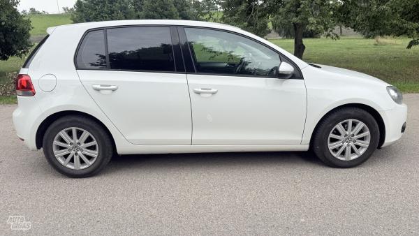 White Volkswagen Golf 2012 in Kaunas, with an engine capacity of 1.60 L and mileage of 300 thousand km for 3200 €, photo 8 on AUTOMOTO.COM.LV