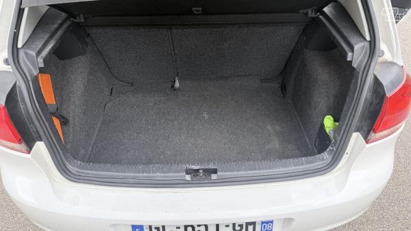 White Volkswagen Golf 2012 in Kaunas, with an engine capacity of 1.60 L and mileage of 300 thousand km for 3200 €, photo 9 on AUTOMOTO.COM.LV