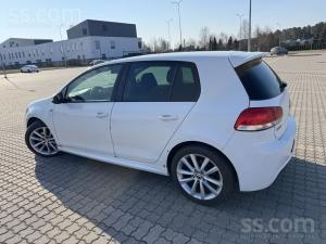 White Volkswagen Golf 2012 in Riga, with an engine capacity of 1.60 L and mileage of 345 thousand km for 3900 €, photo 3 on AUTOMOTO.COM.LV