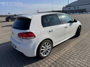 White Volkswagen Golf 2012 in Riga, with an engine capacity of 1.60 L and mileage of 345 thousand km for 3900 €, photo 4 on AUTOMOTO.COM.LV