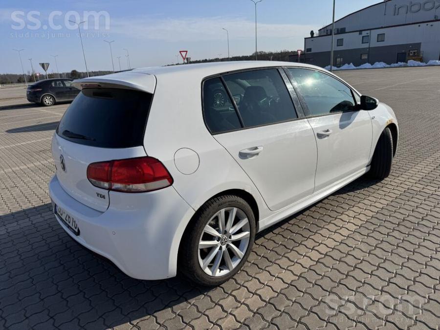 White Volkswagen Golf 2012 in Riga, with an engine capacity of 1.60 L and mileage of 345 thousand km for 3900 €, photo 4 on AUTOMOTO.COM.LV