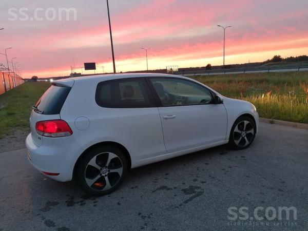 White Volkswagen Golf 2012 in Jurmala, with an engine capacity of 1.40 L and mileage of 284 thousand km for 1700 €, photo 3 on AUTOMOTO.COM.LV