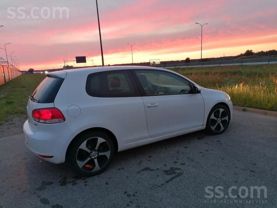 White Volkswagen Golf 2012 in Jurmala, with an engine capacity of 1.40 L and mileage of 284 thousand km for 1700 €, photo 4 on AUTOMOTO.COM.LV