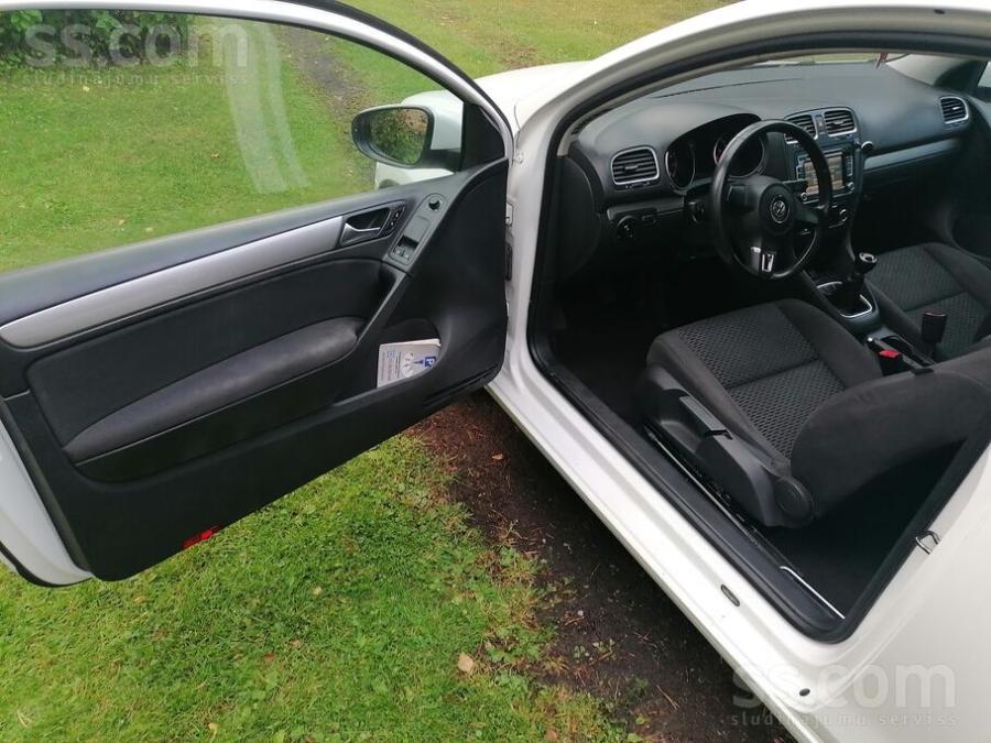 White Volkswagen Golf 2012 in Jurmala, with an engine capacity of 1.40 L and mileage of 284 thousand km for 1700 €, photo 8 on AUTOMOTO.COM.LV