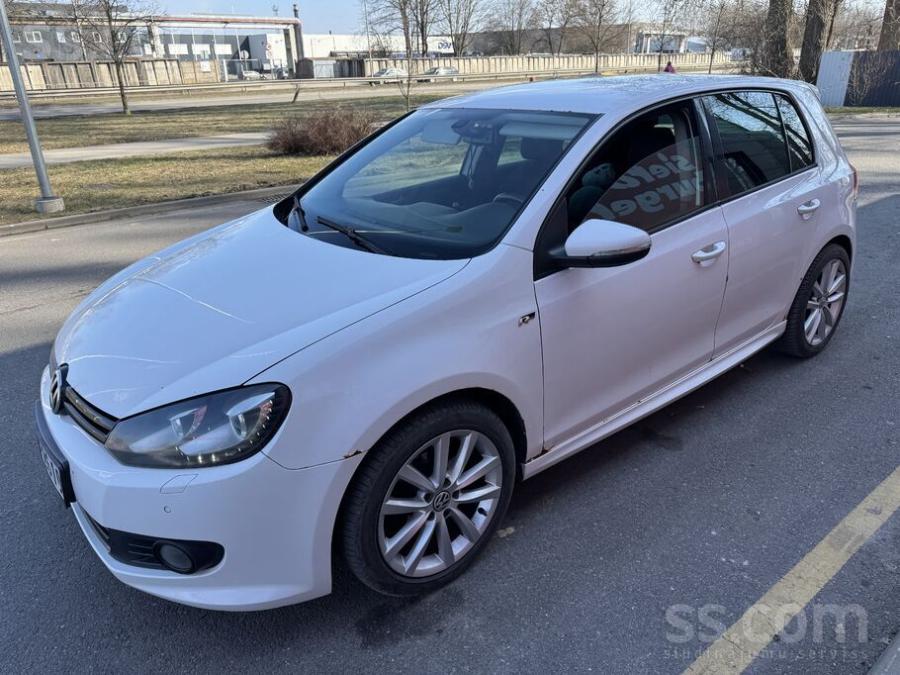 White Volkswagen Golf 2012 in Riga, with an engine capacity of 1.60 L and mileage of 345 thousand km for 3500 €, photo 1 on AUTOMOTO.COM.LV