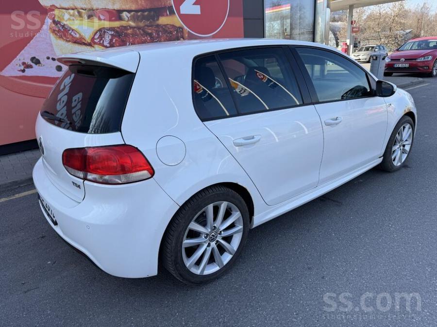 White Volkswagen Golf 2012 in Riga, with an engine capacity of 1.60 L and mileage of 345 thousand km for 3500 €, photo 4 on AUTOMOTO.COM.LV