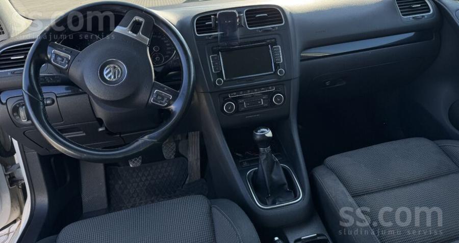 White Volkswagen Golf 2012 in Riga, with an engine capacity of 1.60 L and mileage of 345 thousand km for 3500 €, photo 6 on AUTOMOTO.COM.LV