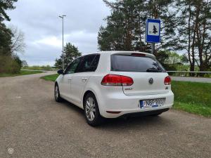 White Volkswagen Golf 2012 in Kaunas, with an engine capacity of 1.60 L and mileage of 166 thousand km for 3900 €, photo 3 on AUTOMOTO.COM.LV