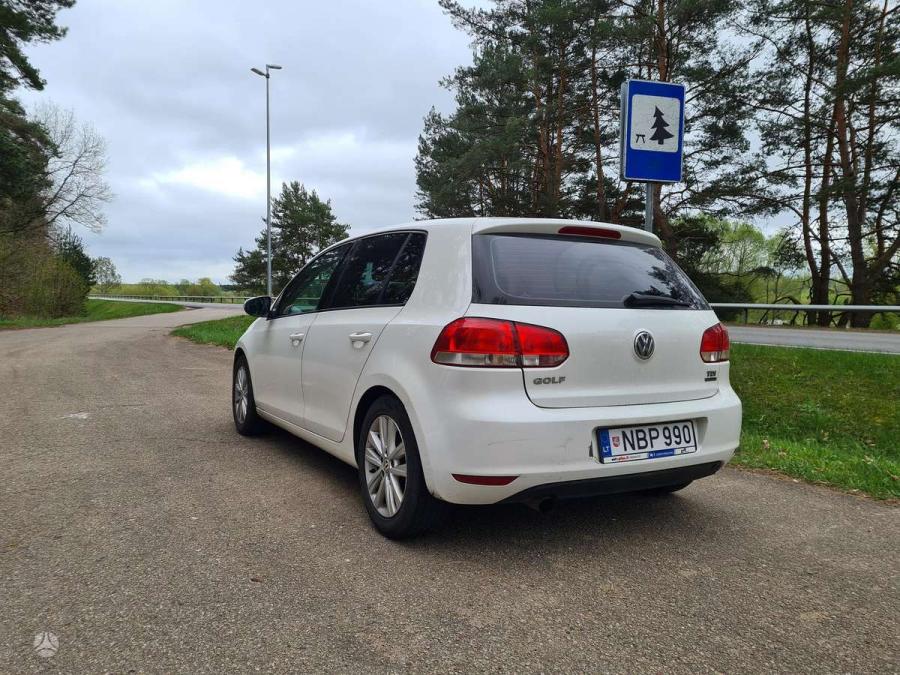 White Volkswagen Golf 2012 in Kaunas, with an engine capacity of 1.60 L and mileage of 166 thousand km for 3900 €, photo 3 on AUTOMOTO.COM.LV