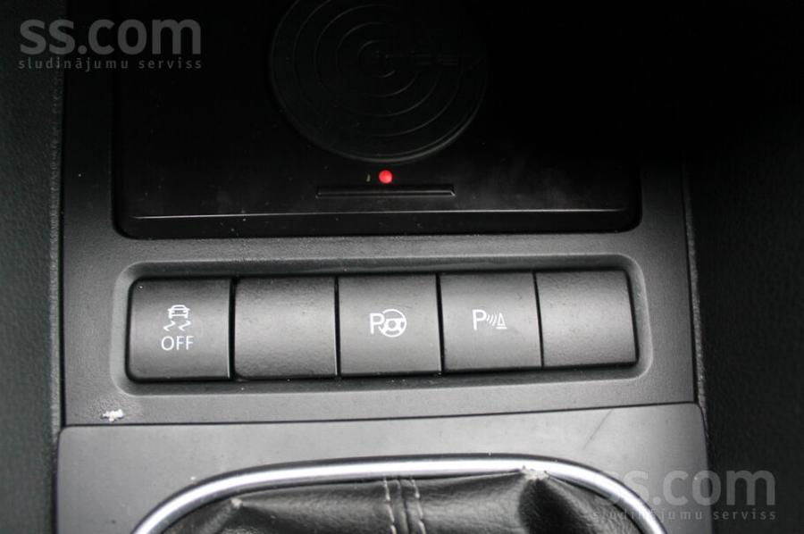 White Volkswagen Golf 2012 in Riga, with an engine capacity of 2.00 L and mileage of 0 thousand km for 6350 €, photo 21 on AUTOMOTO.COM.LV