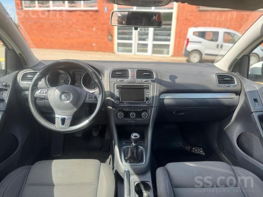 White Volkswagen Golf 2013 in Riga, with an engine capacity of 1.40 L and mileage of 208 thousand km for 2200 €, photo 3 on AUTOMOTO.COM.LV
