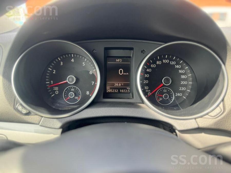 White Volkswagen Golf 2013 in Riga, with an engine capacity of 1.40 L and mileage of 208 thousand km for 2200 €, photo 4 on AUTOMOTO.COM.LV