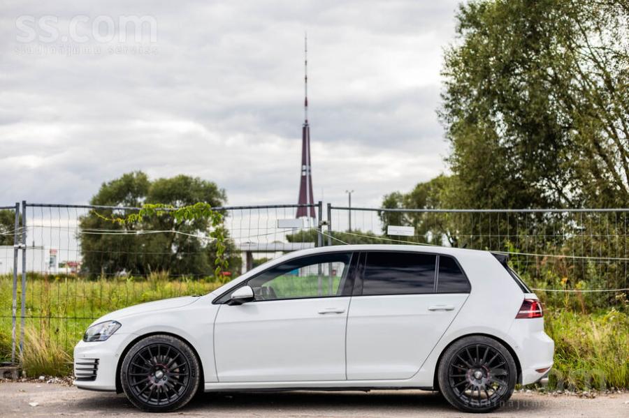 White Volkswagen Golf 2013 in Riga, with an engine capacity of 2.00 L and mileage of 245 thousand km for 10990 €, photo 5 on AUTOMOTO.COM.LV