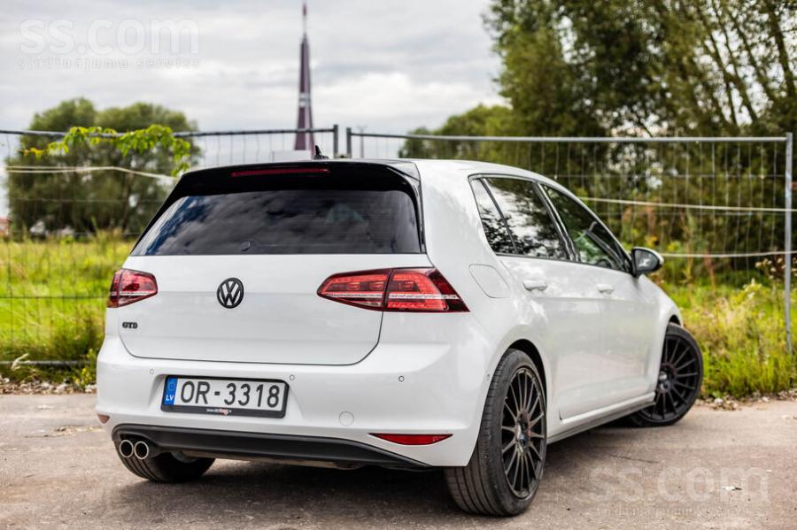 White Volkswagen Golf 2013 in Riga, with an engine capacity of 2.00 L and mileage of 245 thousand km for 10990 €, photo 8 on AUTOMOTO.COM.LV
