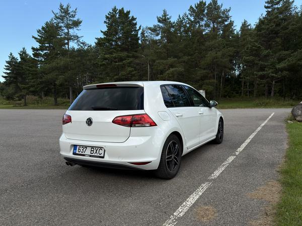 Volkswagen Golf 2013 in Tallinn on AUTOMOTO.COM.LV White Volkswagen Golf 2013 in Tallinn, with an engine capacity of 2.00 L and mileage of 227 thousand km for 6900 €, photo 3 on AUTOMOTO.COM.LV
