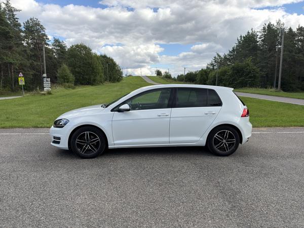 Volkswagen Golf 2013 in Tallinn on AUTOMOTO.COM.LV White Volkswagen Golf 2013 in Tallinn, with an engine capacity of 2.00 L and mileage of 227 thousand km for 6900 €, photo 4 on AUTOMOTO.COM.LV