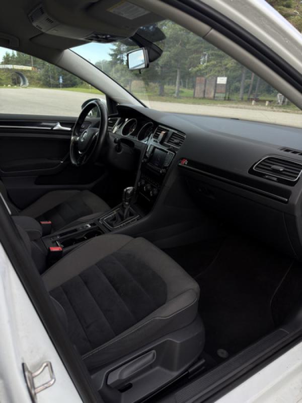Volkswagen Golf 2013 in Tallinn on AUTOMOTO.COM.LV White Volkswagen Golf 2013 in Tallinn, with an engine capacity of 2.00 L and mileage of 227 thousand km for 6900 €, photo 5 on AUTOMOTO.COM.LV